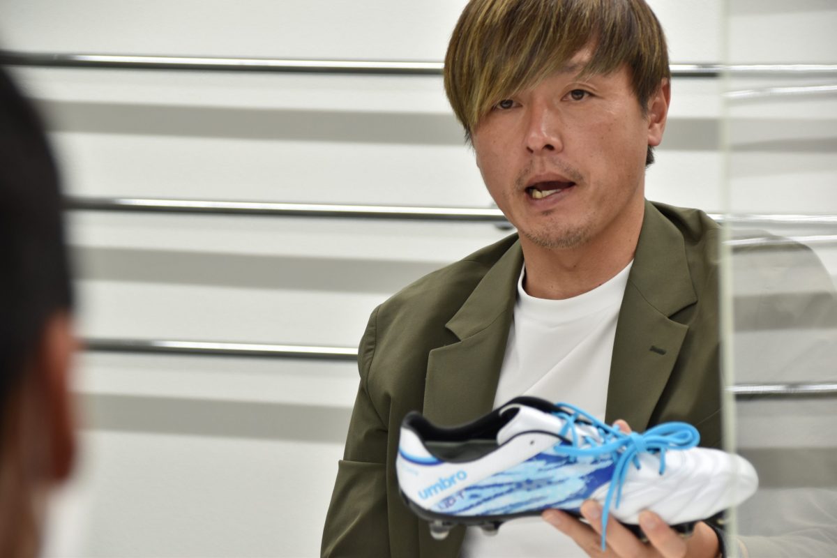 遠藤保仁選手に聞いたスパイク選びのこだわり|アンブロ公式|UMBRO 遠藤保仁選手に聞いたスパイク選びのこだわり|アンブロ公式|UMBRO